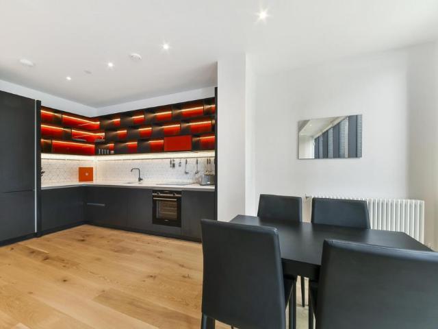 Echo House, London City Island. 2 bed apartment to rent £2,968 pcm £685 pw