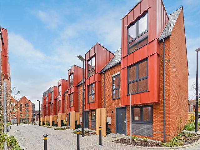 Echo Walk Newbury RG14 3 bed townhouse to rent £2,280 pcm £526 pw