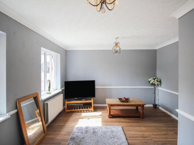 Eagle Close, Waltham Abbey, EN9 2 bed flat to rent £1,650 pcm £381 pw