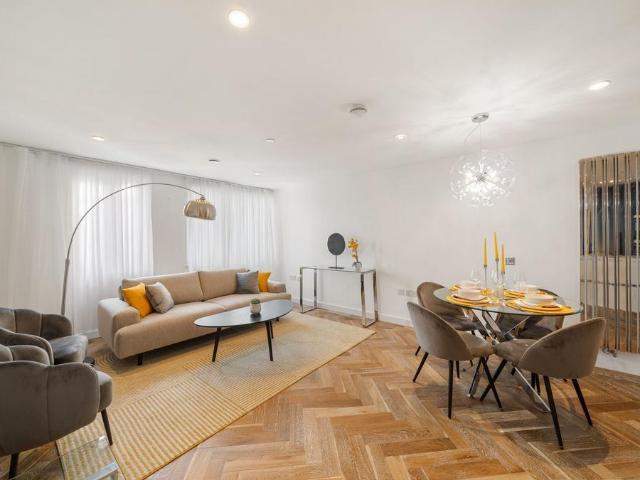 Eagle Point, City Road, London EC1V 2 bed flat to rent £4,150 pcm £958 pw