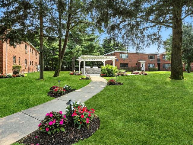 Eagle Rock Apartments at Hicksville & Jericho 1 Bedroom Apartment for Rent at 290 N Broadway, Hicksville, NY 11801 Hicksville