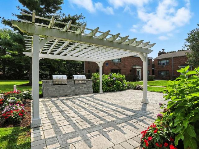 Eagle Rock Apartments at Hicksville & Jericho 1 Bedroom Apartment for Rent at 290 N Broadway, Hicksville, NY 11801 Hicksville