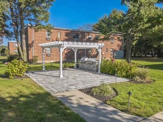 Eagle Rock Apartments at Hicksville & Jericho 1 Bedroom Apartment for Rent at 290 N Broadway, Hicksville, NY 11801 Hicksville