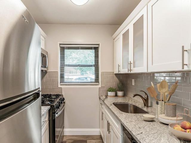Eagle Rock Apartments at Hicksville & Jericho 1 Bedroom Apartment for Rent at 290 N Broadway, Hicksville, NY 11801 Hicksville