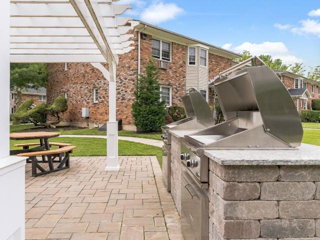 Eagle Rock Apartments at Woodbury 2 Bedroom Apartment for Rent at 92 Fairhaven Blvd, Woodbury, NY 11797 Woodbury