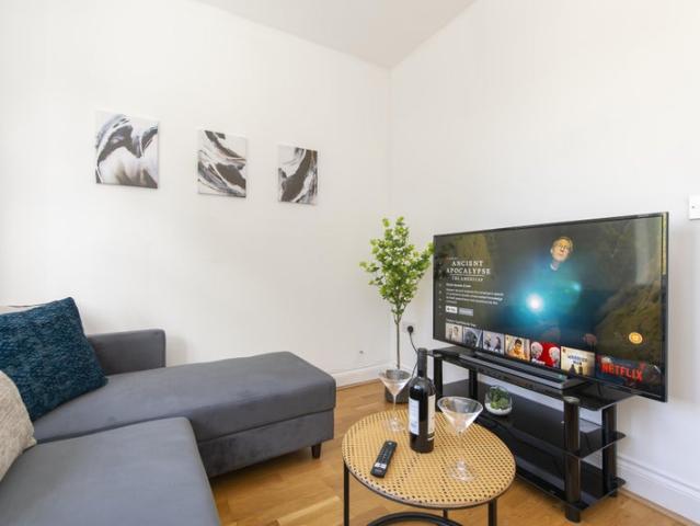 Ealing 3 Bath Flat w/ Parking | 10 mins to Station