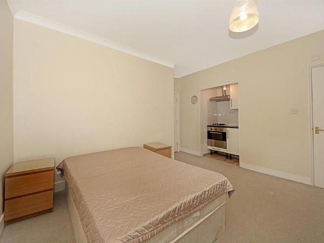 Ealing Common, W3 Studio to rent £1,225 pcm £283 pw
