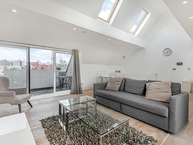 Ealing Green, Ealing, London, W5 1 bed flat to rent £2,500 pcm £577 pw