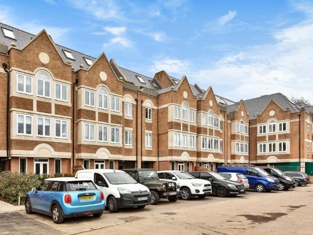 Ealing Green, Ealing, London, W5 2 bed flat to rent £2,950 pcm £681 pw