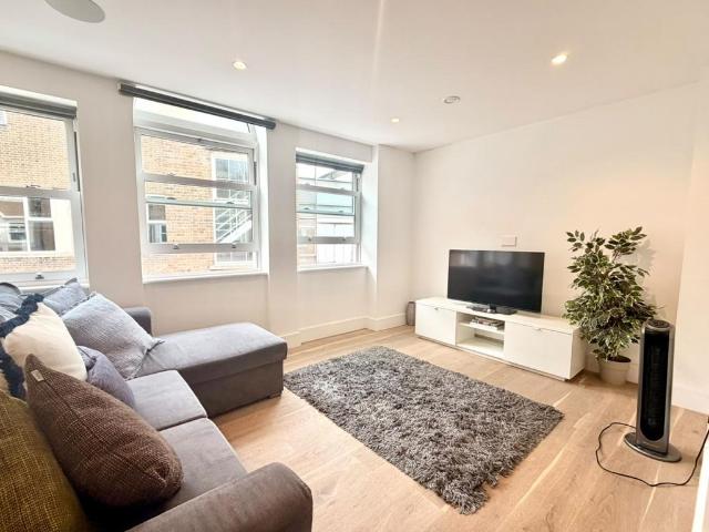 Ealing Green Ealing W5 1 bed flat to rent £2,300 pcm £531 pw