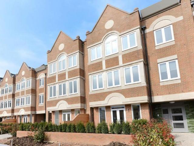 Ealing Green, Ealing, W5 3 bed apartment to rent £3,800 pcm £877 pw