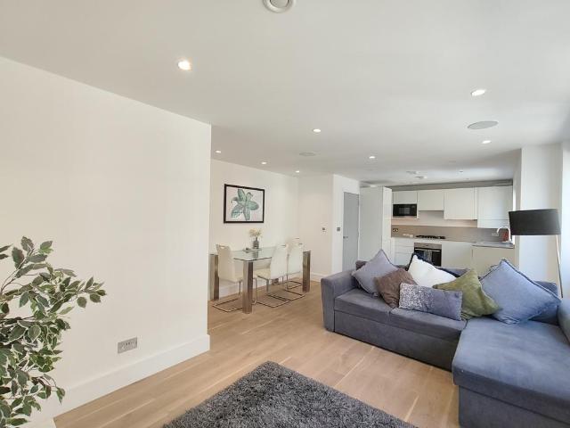 Ealing Green, Ealing 1 bed apartment to rent £2,300 pcm £531 pw