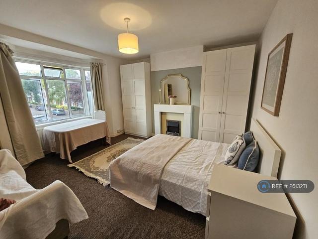 Ealing, London, W5 5 bed flat to rent £4,500 pcm £1,038 pw