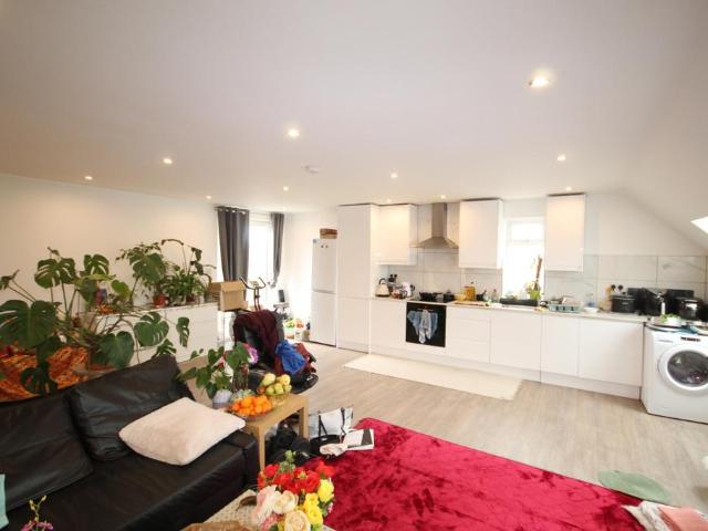 Ealing Road, Wembley, Middlesex, HA0 2 bed flat to rent £1,925 pcm £444 pw