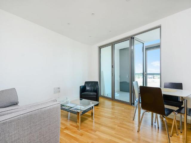 Ealing Road, Brentford, TW8 1 bed flat to rent £2,100 pcm £485 pw
