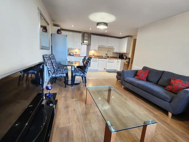 Ealing Road, Brentford TW8 2 bed apartment to rent £2,400 pcm £554 pw