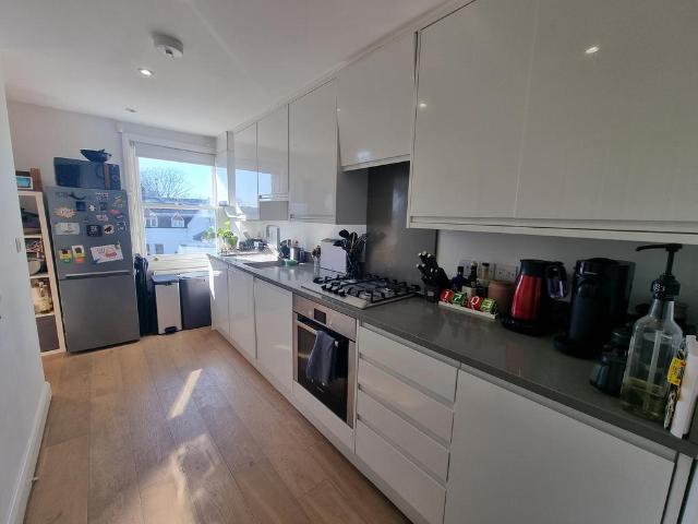 Ealing W5 2 bed apartment to rent £2,250 pcm £519 pw
