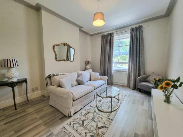 Ealing W5 2 bed flat to rent £2,200 pcm £508 pw