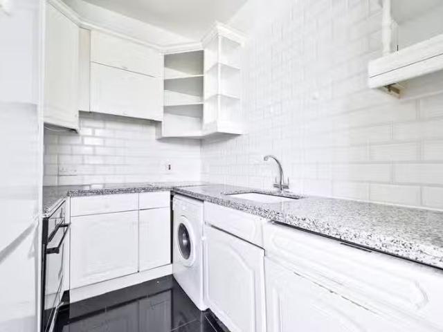 Eardley Crescent, Earls Court. 3 bed maisonette for sale £1.