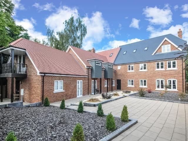 Earl Court, Botley, Oxford 3 bed apartment to rent £2,200 pcm £508 pw