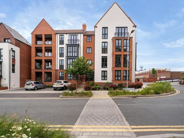 Earle Crescent, Berkshire RG40 2 bed apartment to rent £1,700 pcm £392 pw
