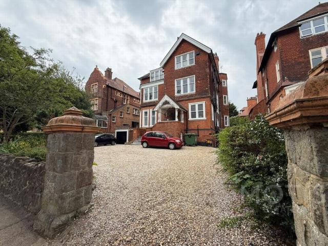 Earls Avenue, Folkestone, CT20 2 bed flat to rent £1,050 pcm £242 pw