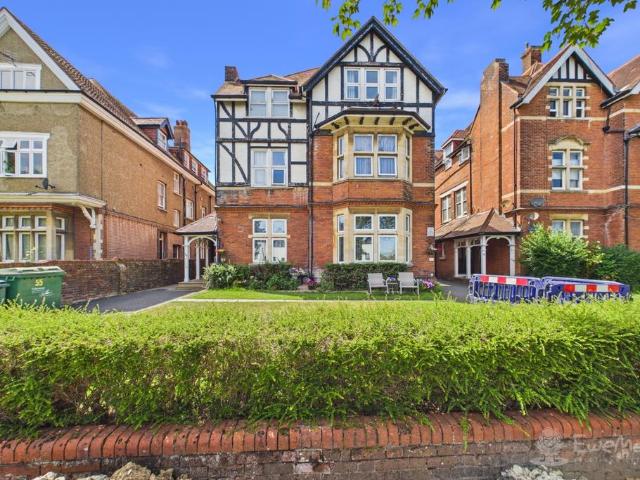 Earls Avenue, Folkestone, Kent, CT20 2 bed apartment to rent £1,150 pcm £265 pw