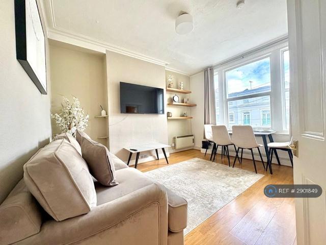 Earls Court Gardens, London, SW5 2 bed flat to rent £3,350 pcm £773 pw