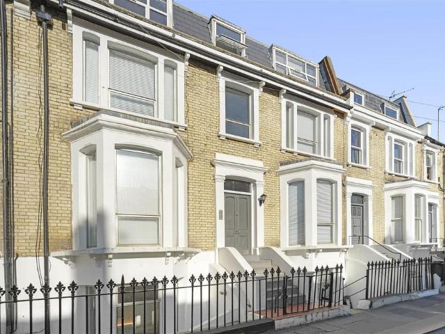 Earls Court Gardens, London SW5 Studio to rent £1,647 pcm £380 pw