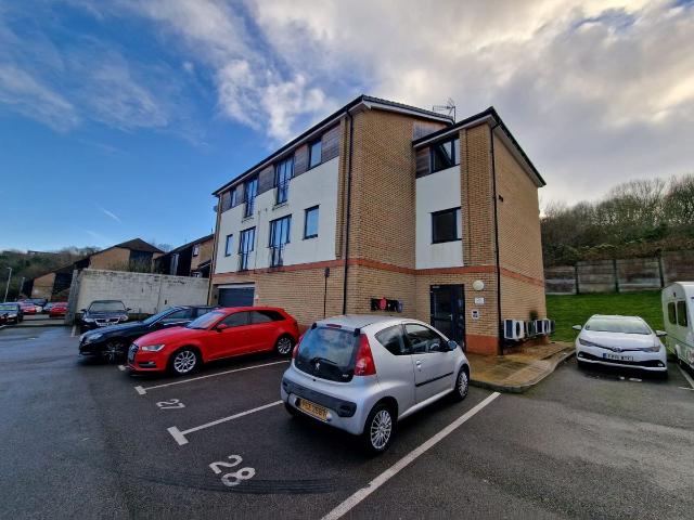 Earls Court, Mulberry Close, Luton, Bedfordshire LU1, 1 bed flat to rent, £975 pcm | PrimeLocation
