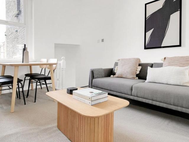 Earls Court Road, Earls Court, London 2 bed flat to rent £3,000 pcm £692 pw