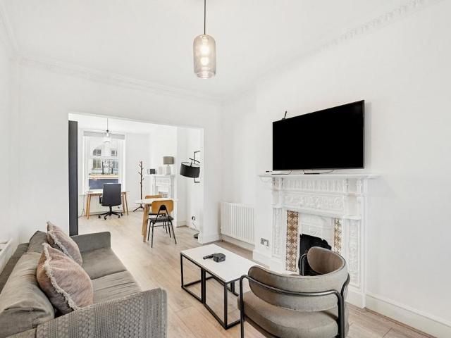 Earls Court Road, Earls Court, London Studio to rent £2,350 pcm £542 pw
