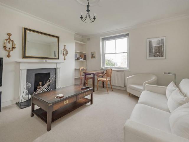 Earls Court Road, Earls Court Road. 2 bed flat to rent £2,899 pcm £669 pw