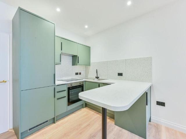 Earls Court Road, Earls Court SW5, 1 bed flat to rent, £2,492 pcm | PrimeLocation