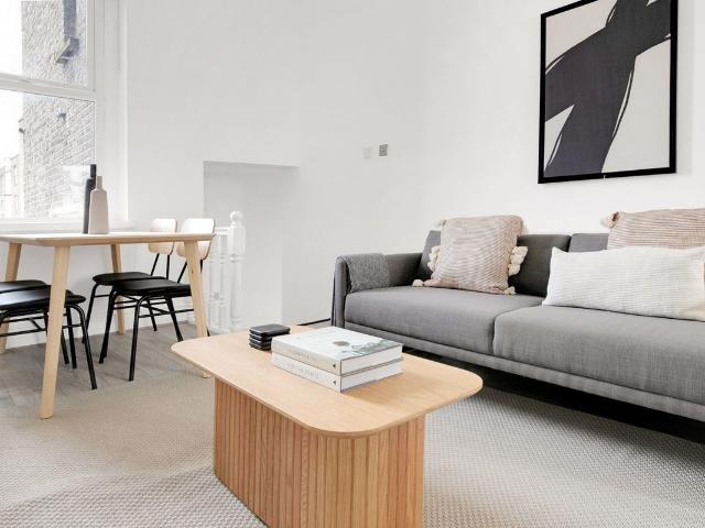Earls Court Road, Earls Court SW5, 2 bed flat to rent, £3,000 pcm | PrimeLocation