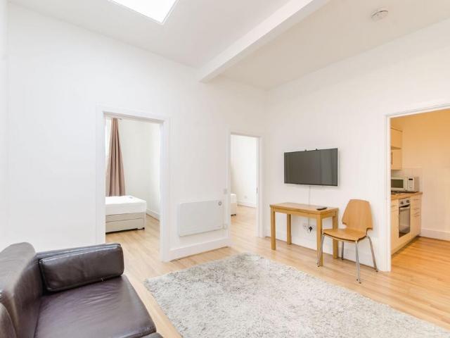 Earls Court Road, Earls Court. 2 bed flat to rent £2,709 pcm £625 pw