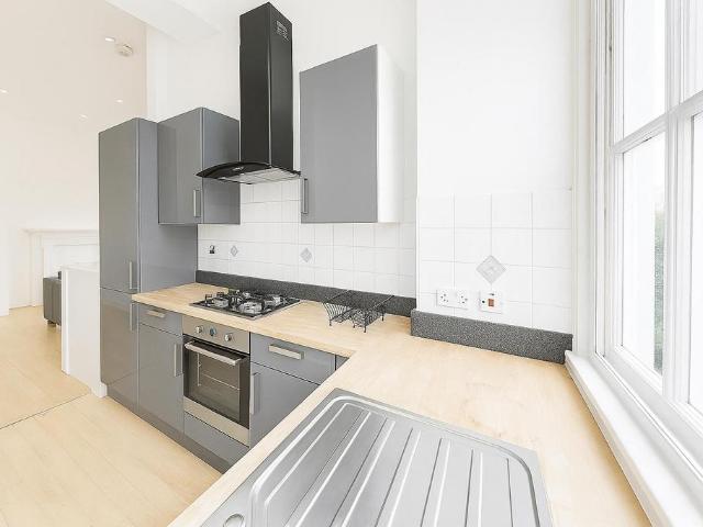 Earls Court Road, LONDON 2 bed apartment to rent £3,597 pcm £830 pw