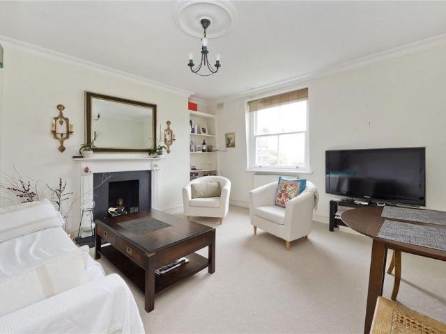 Earls Court Road, London W8 2 bed flat to rent £2,900 pcm £669 pw