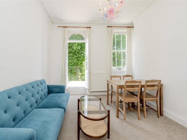 Earls Court Road, London, SW5 2 bed flat to rent £2,999 pcm £692 pw