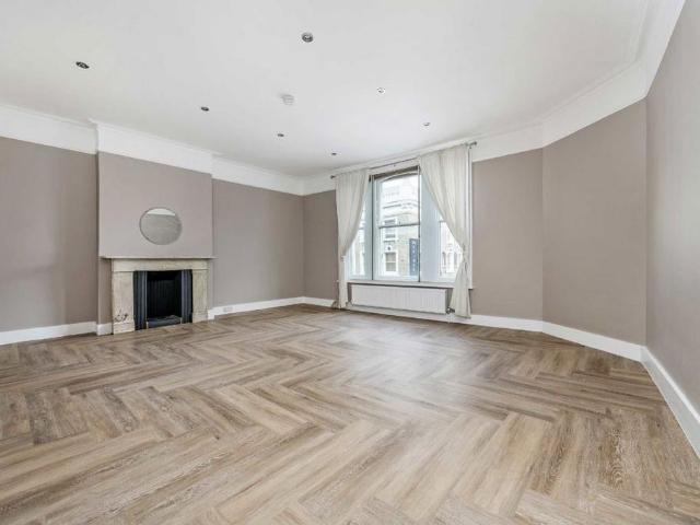 Earls Court Road, London SW5 4 bed flat to rent £5,250 pcm £1,212 pw