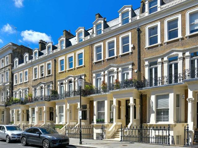 Earl's Court Square, Earls Court SW5, 2 bed flat to rent, £3,500 pcm | PrimeLocation