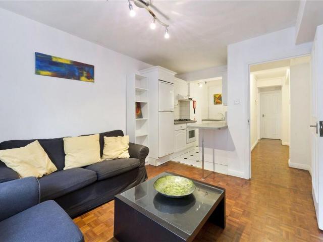Earl's Court Square, London SW5 2 bed flat to rent £3,300 pcm £762 pw