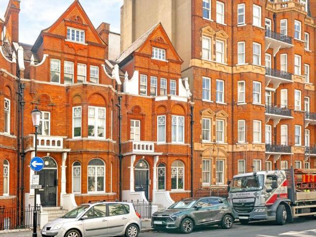 Earl's Court Square, LONDON SW5 2 bed flat to rent £2,750 pcm £635 pw