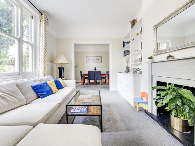 Earls Court Square, South Kensington. 2 bed flat to rent £3,359 pcm £775 pw