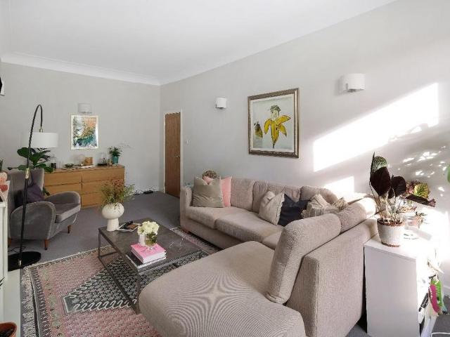 Earl's Court Square, SW5 2 bed apartment to rent £3,575 pcm £825 pw