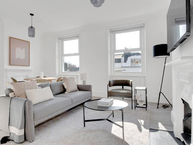 Earl's Court SW5, 2 bed flat to rent, £3,540 pcm | PrimeLocation