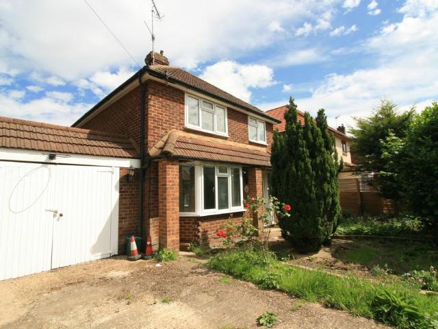 Earlsbrook Road, Redhill 4 bed detached house to rent £2,800 pcm £646 pw
