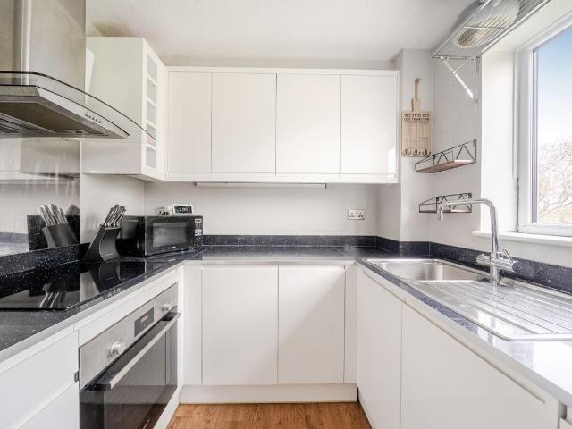 Earlsfield, London SW17, 2 bed flat to rent, £2,200 pcm | PrimeLocation