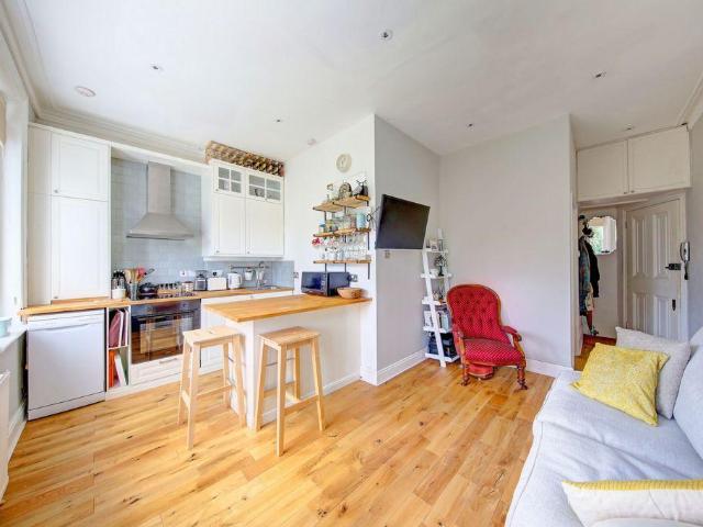 Earlsfield Road, Earlsfield, SW18 1 bed flat to rent £1,700 pcm £392 pw