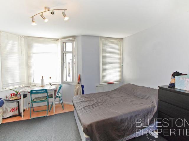 Earlsfield Road, London Studio to rent £1,425 pcm £329 pw
